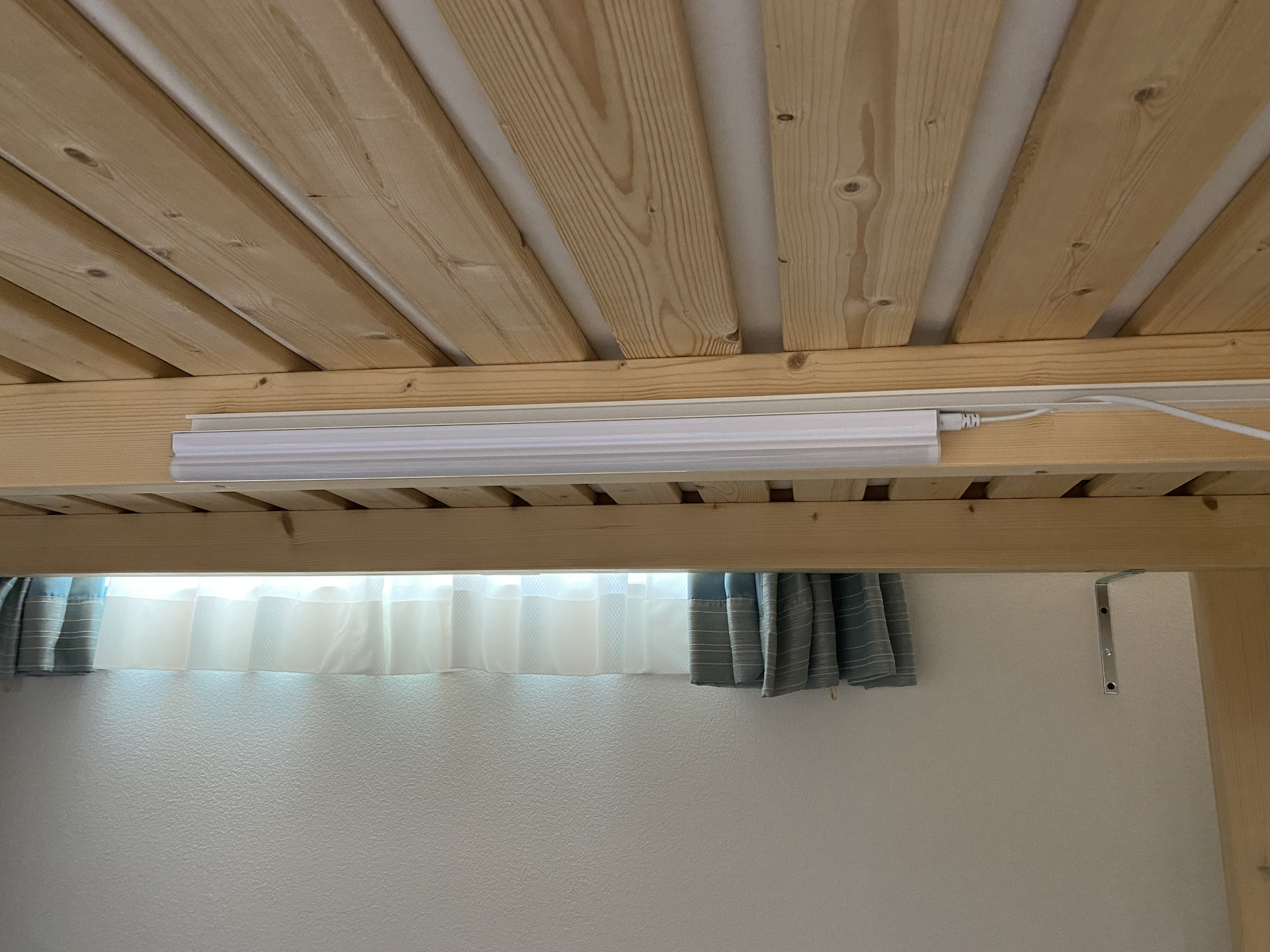 暗いロフトベッド下にLED照明を簡単設置！見た目もスッキリ快適空間に機能性アップ！！